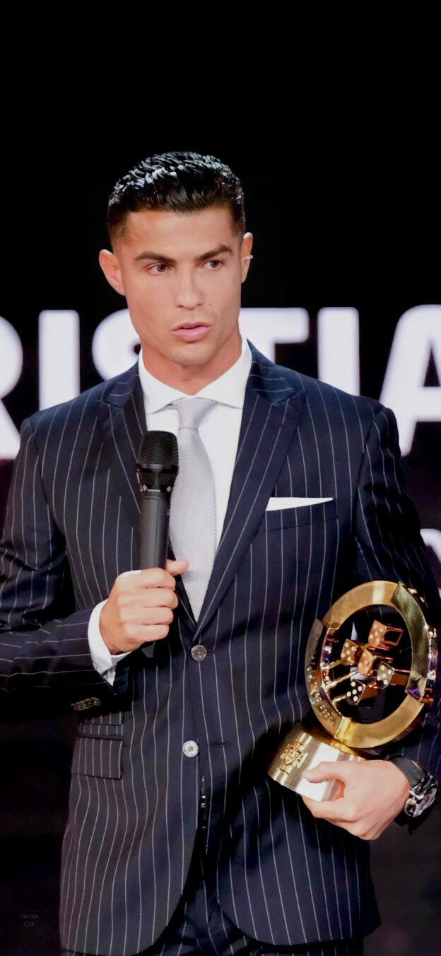 Ronaldo mang Jacob & Co. Bugatti Chiron CR7 độc bản lên sân khấu nhận giải
