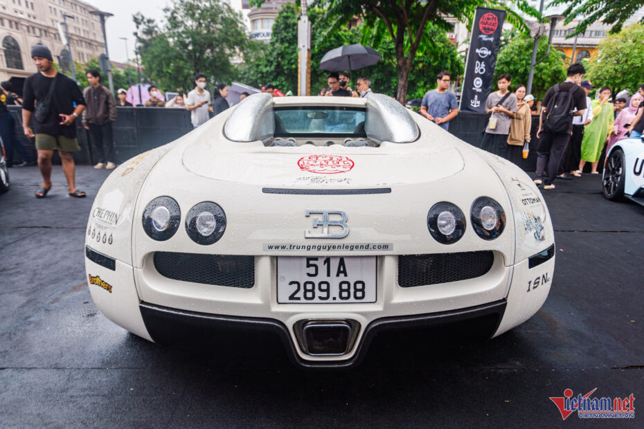 LUXUO Cars of the Week: Cận cảnh siêu xe Bugatti Veyron của Vua Cà phê ...
